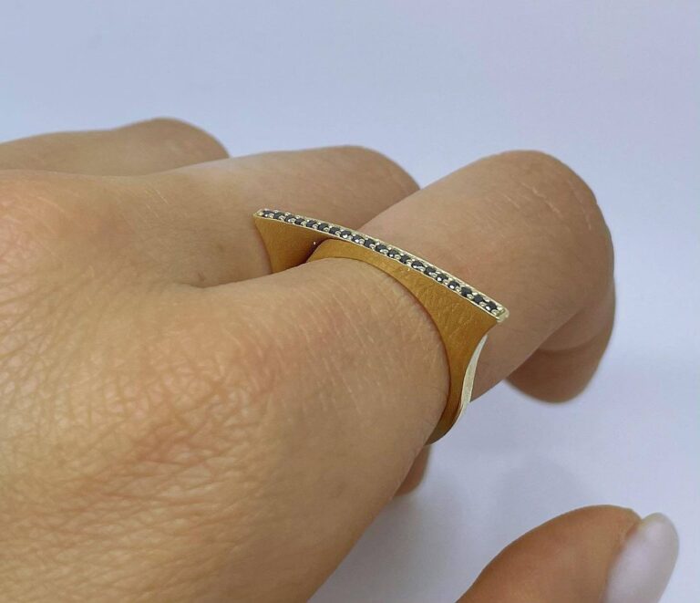 Single Row Black Diamond Ring - nature shiny